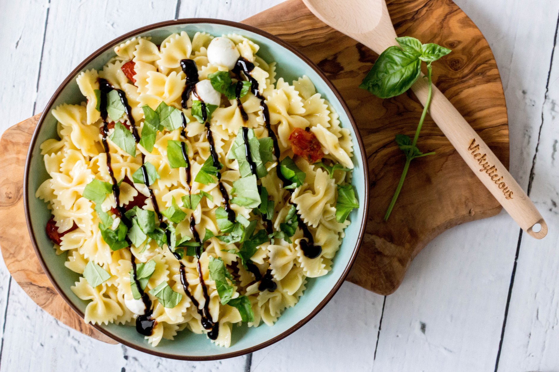 Koude pasta met zongedroogde tomaten, mozzarella en basilicum ...