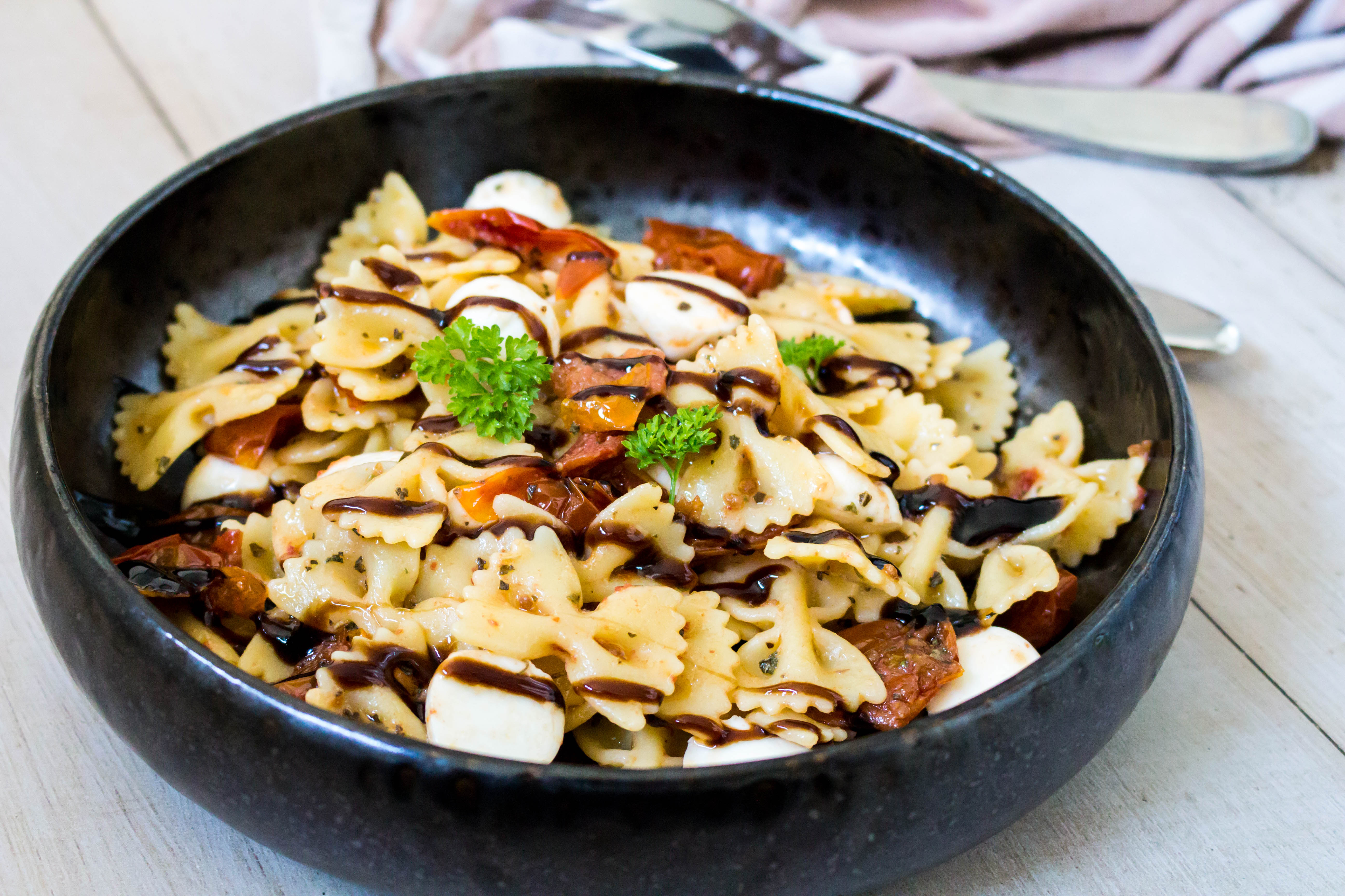 Koude pasta met zongedroogde tomaten, mozzarella, basilicum en ...