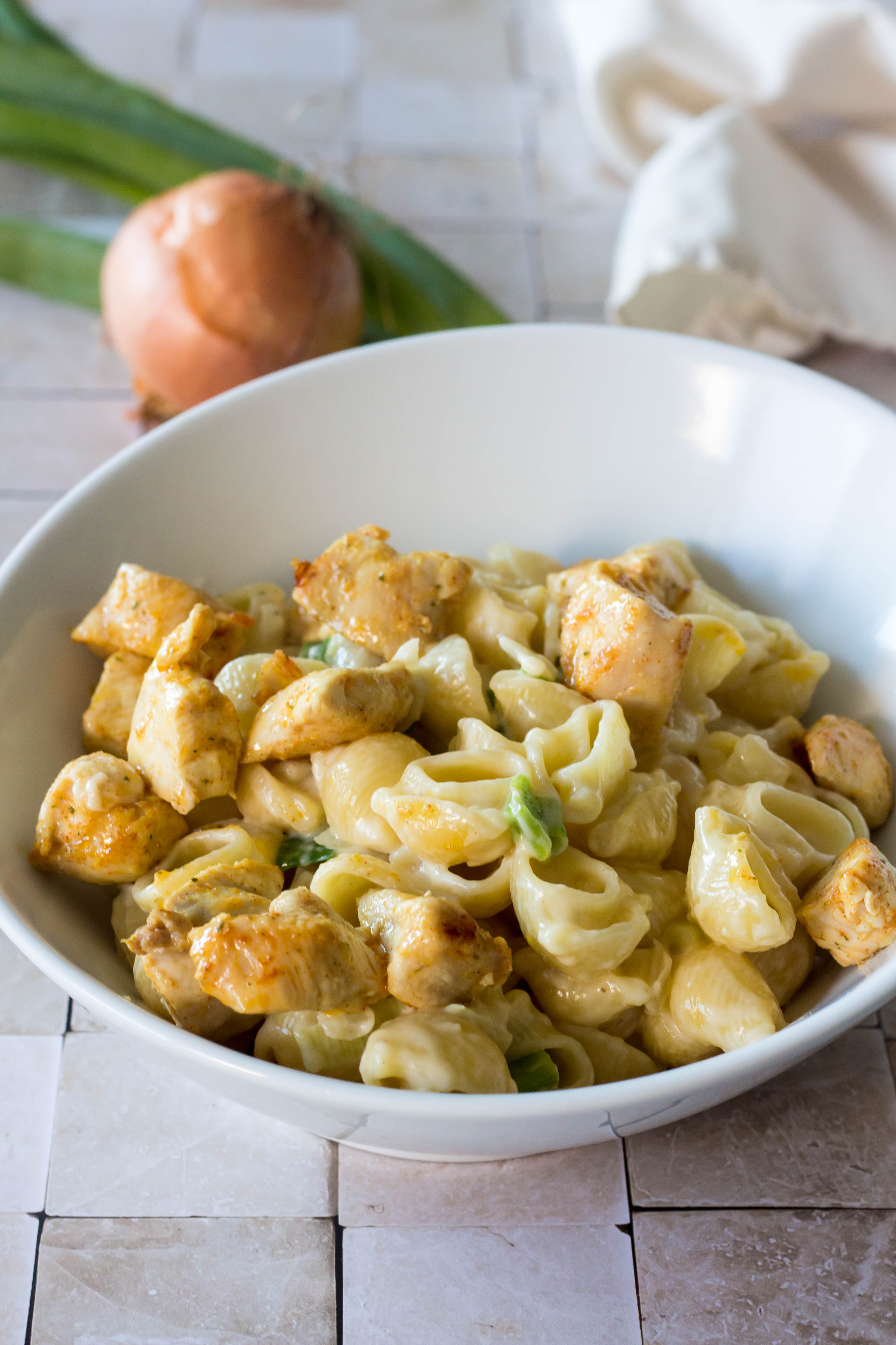 Pasta met kip in romige uiensaus – Vickylicious