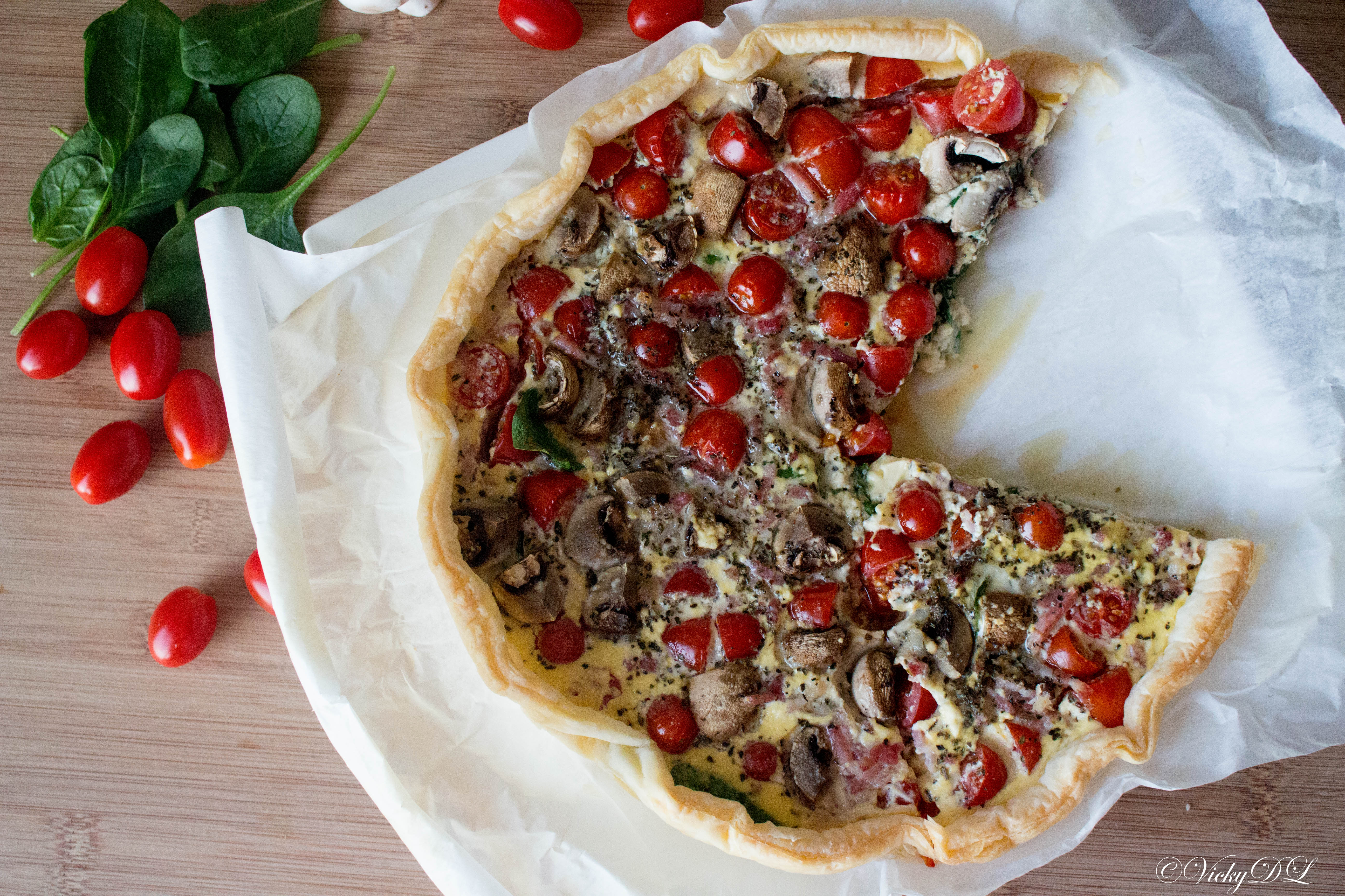 Quiche met spek, champignons, kerstomaten en spinazie – Vickylicious