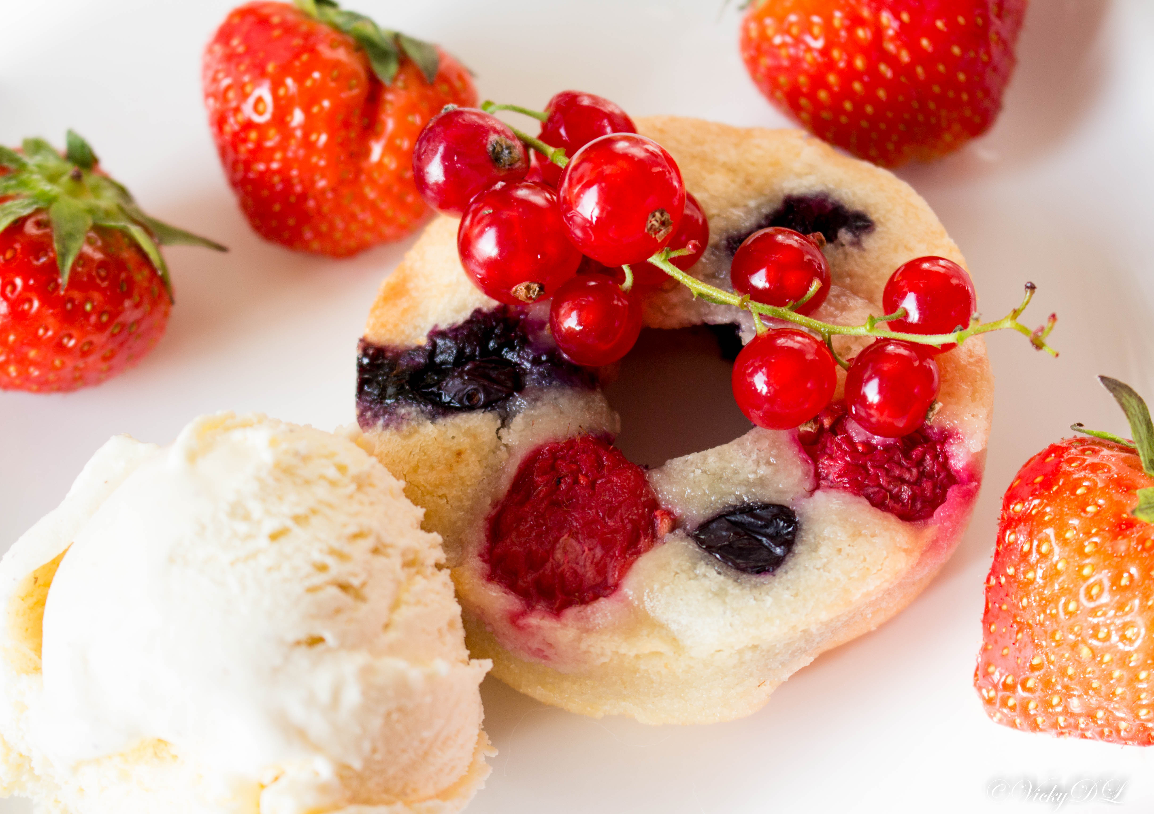 Amandelgebakjes met rood fruit – Vickylicious