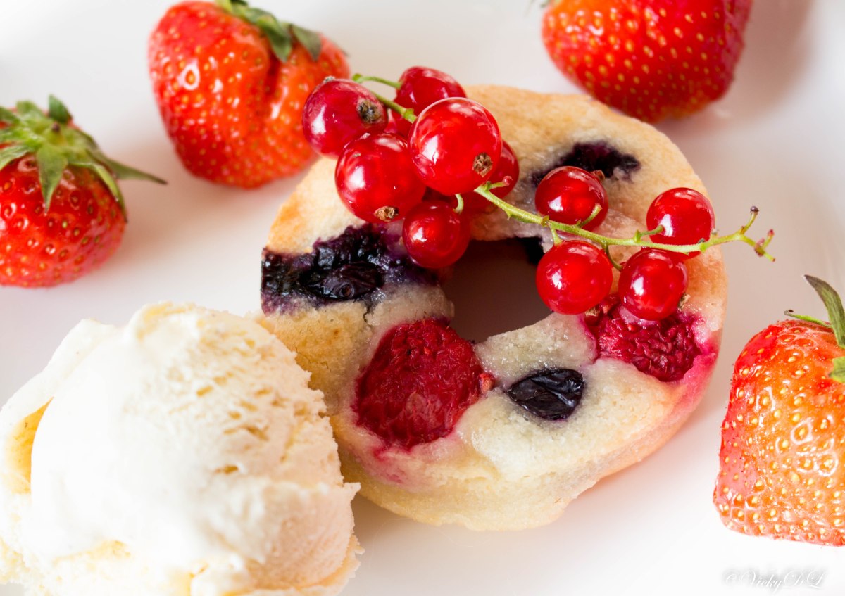 Amandelgebakjes met rood fruit – Vickylicious