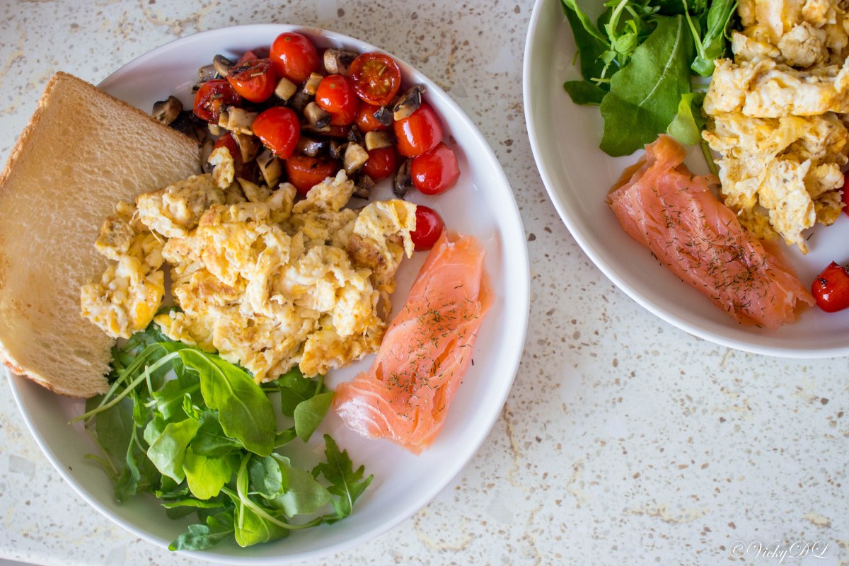 Roerei met gerookte zalm, kerstomaten en champignons – Vickylicious