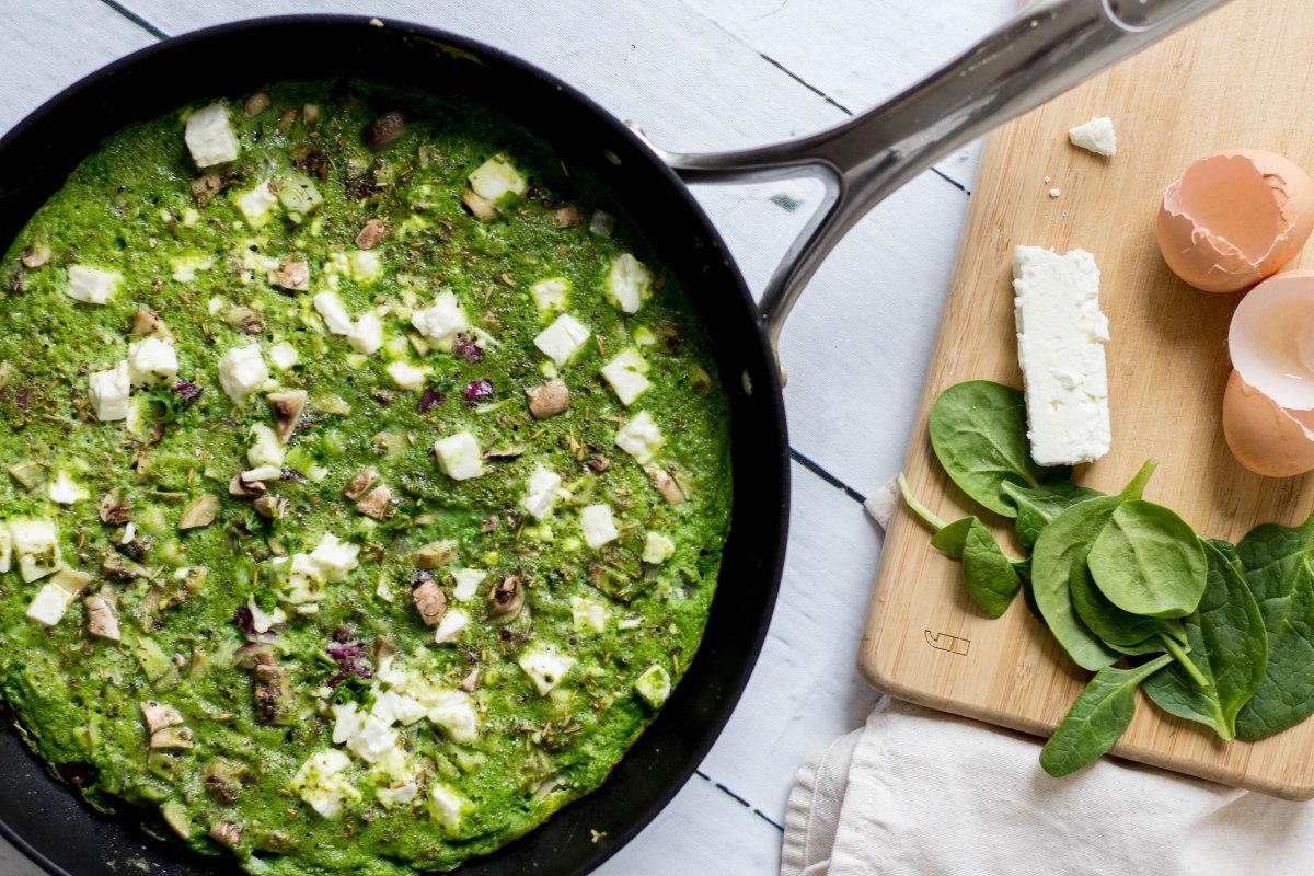 Spinazie omelet met champignons, rode ui en feta – Vickylicious