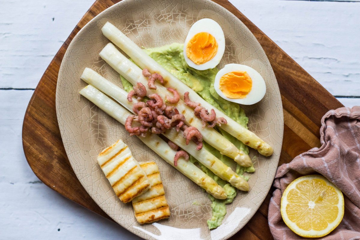 Gegrilde asperges met een avocadosausje, halloumi, garnalen en een ...