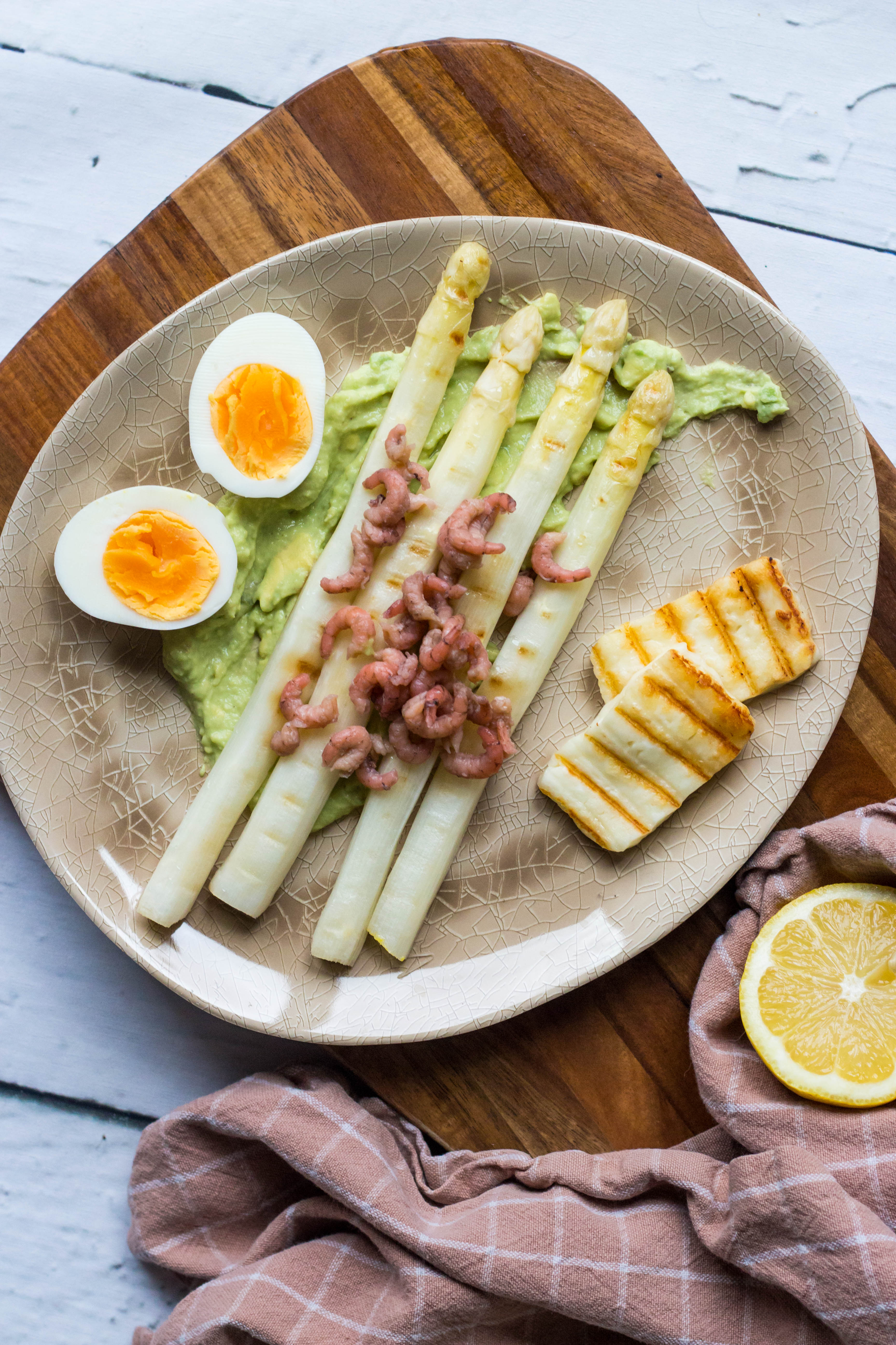 Gegrilde asperges met een avocadosausje, halloumi, garnalen en een ...