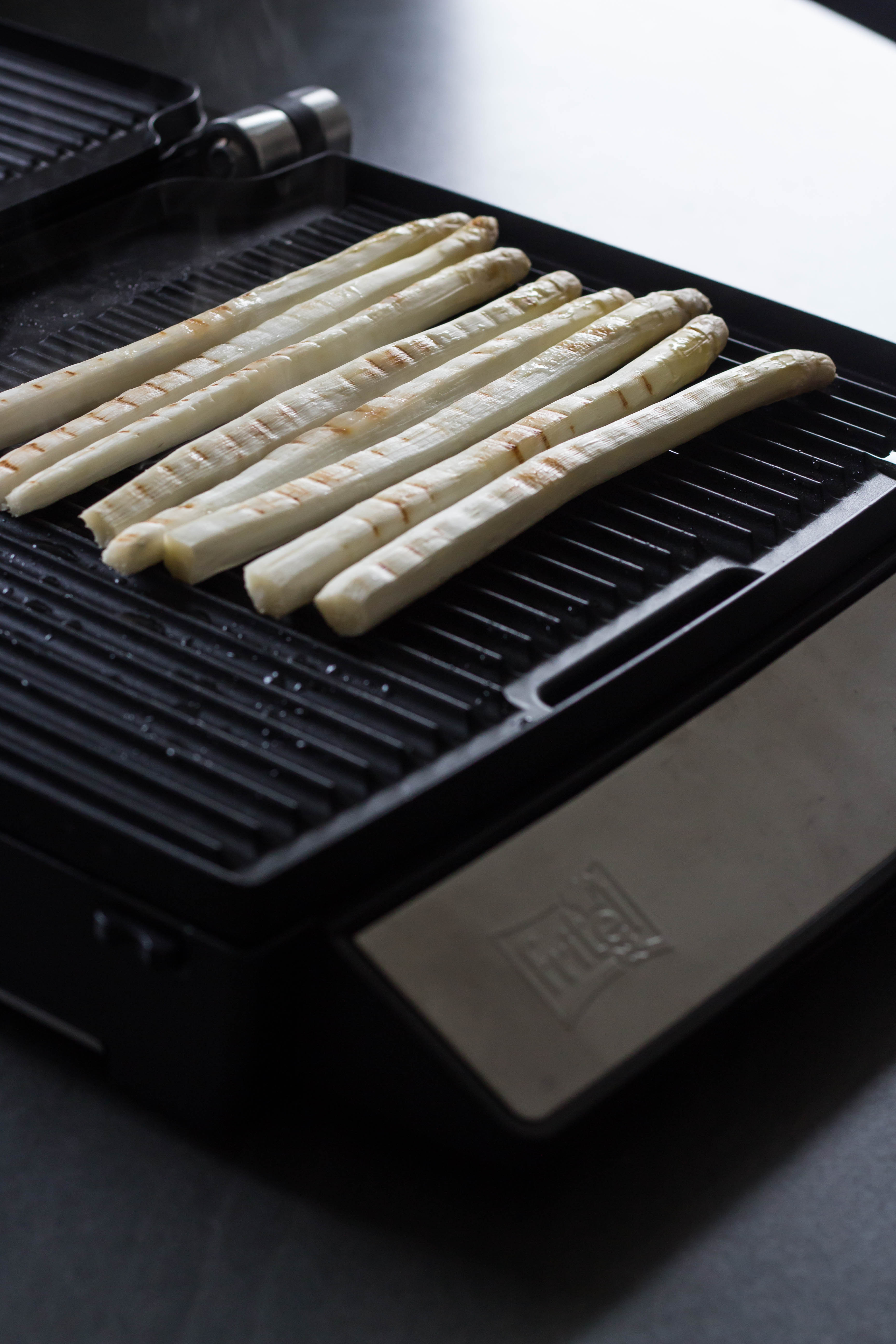 Gegrilde asperges met een avocadosausje, halloumi, garnalen en een ...