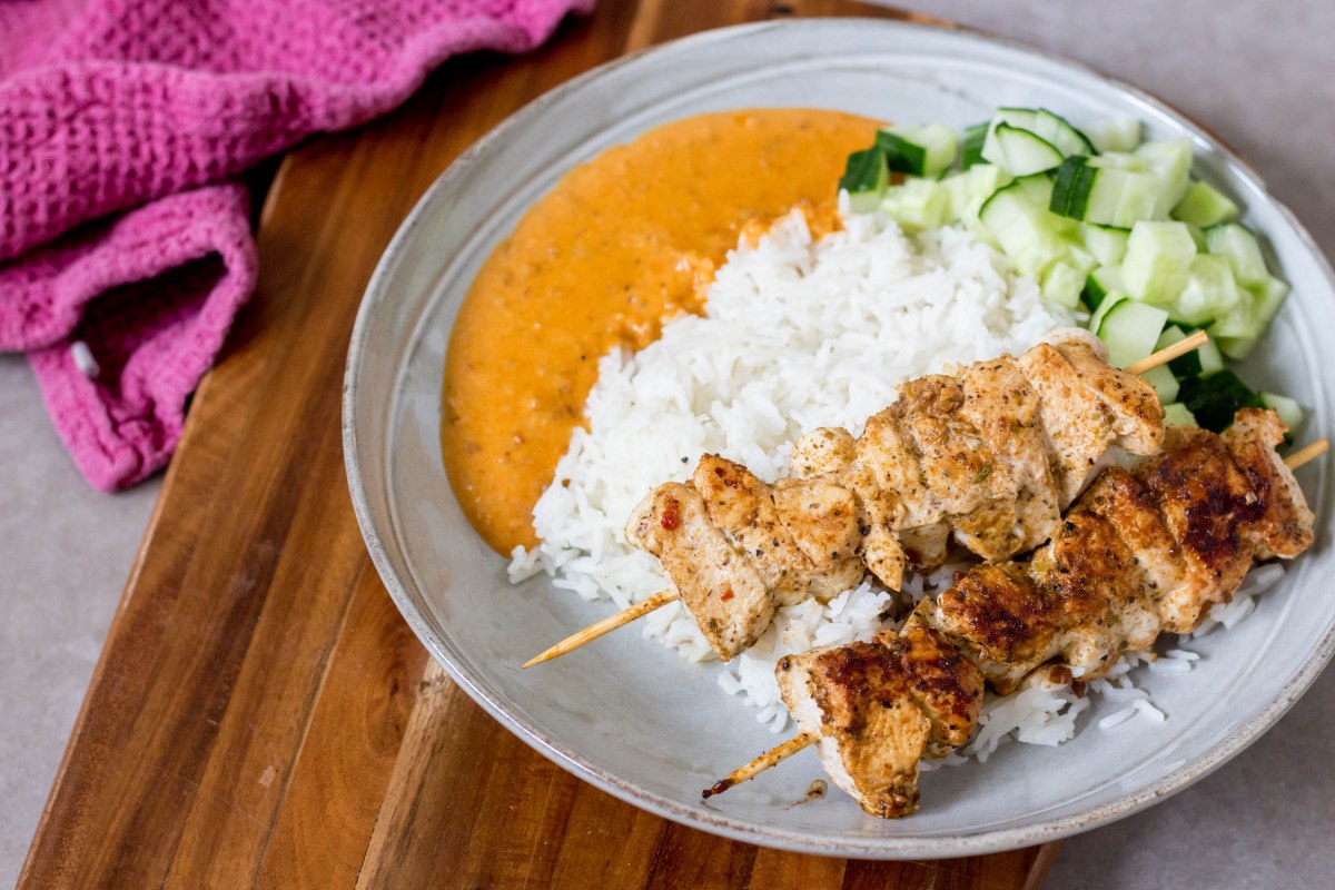 Kipsatés met rijst en crunchy pindasaus – Vickylicious