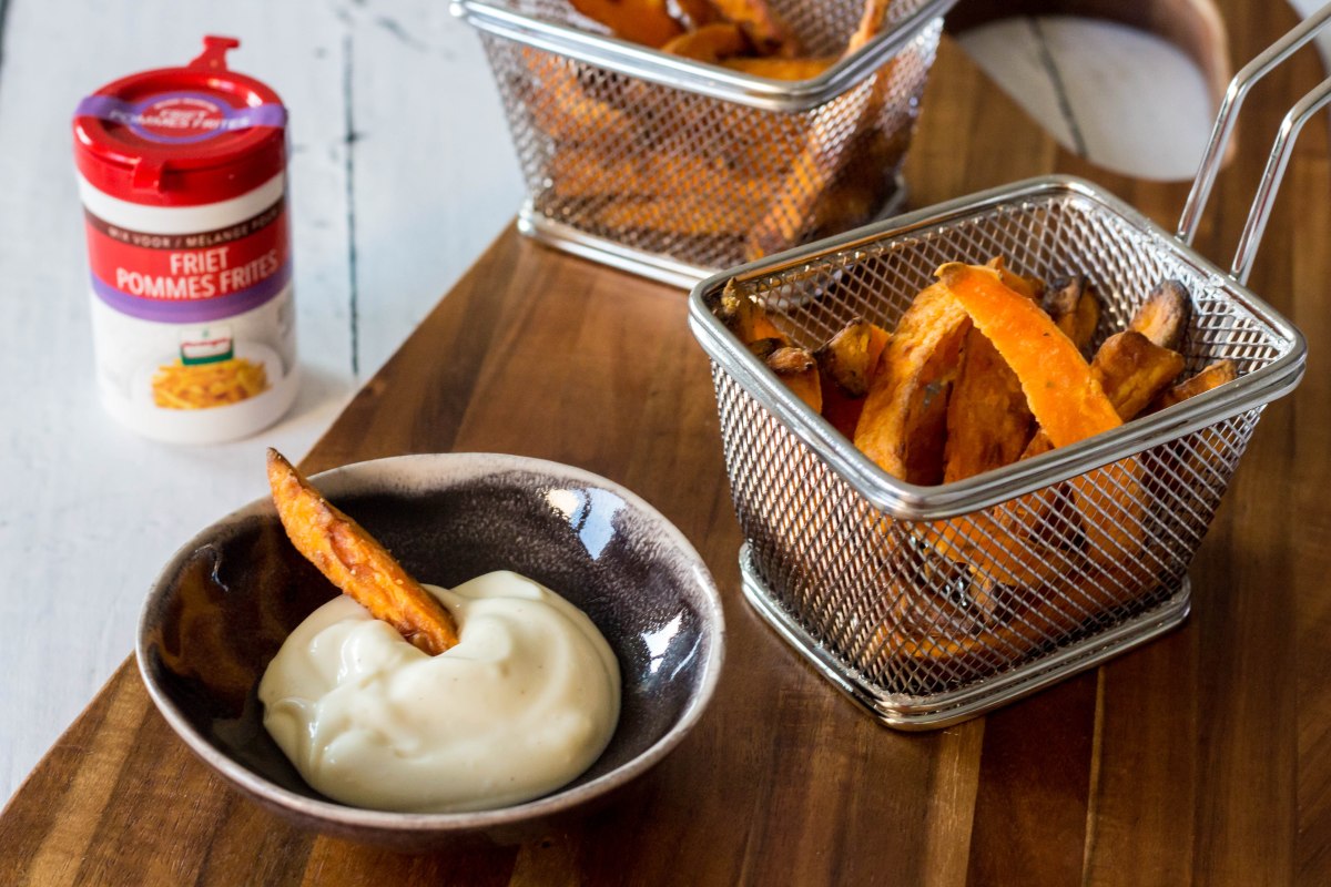 Zelfgemaakte mayonaise met zoete aardappelfrietjes uit de hetelucht ...